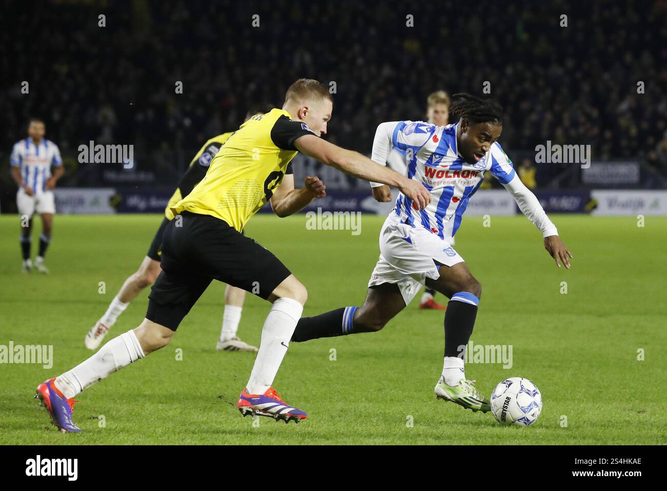 BREDA - (l-r) Boy Kemper of NAC Breda, Che Nunnely of sc Heerenveen ...