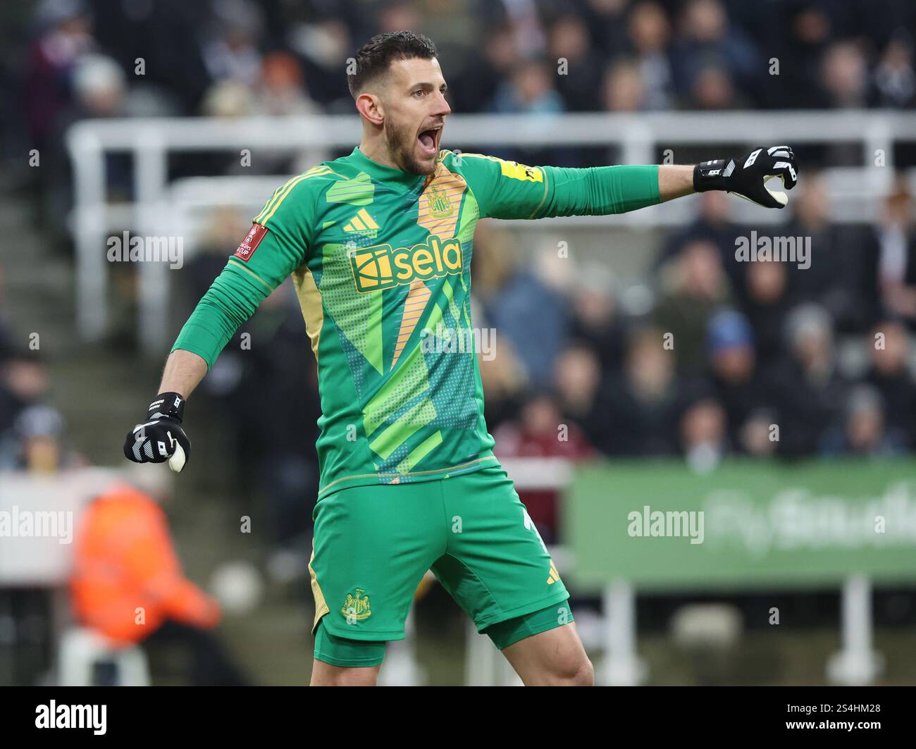 Newcastle Upon Tyne, UK. 12th Jan, 2025. Martin Dubravka of Newcastle ...