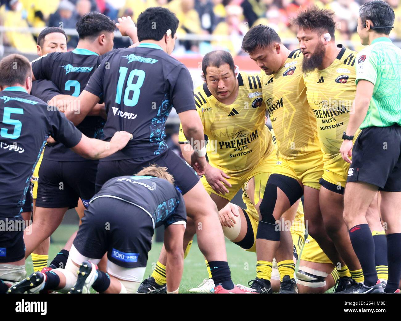 Tokyo, Japan. 12th Jan, 2025. Tokyo Suntory Sungoliath front row ...