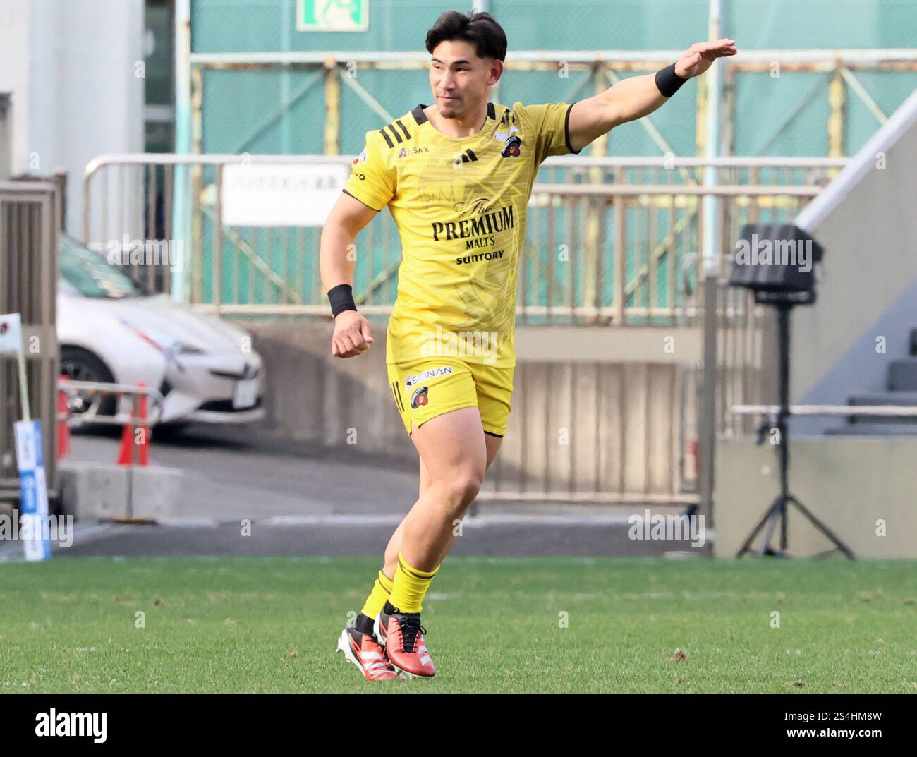 Tokyo, Japan. 12th Jan, 2025. Tokyo Suntory Sungoliath center Ryoto Nakamura reacts to audience ...