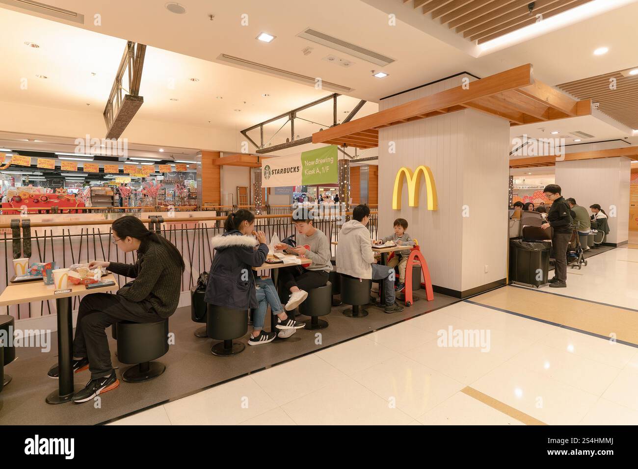 HONG KONG, CHINA - FEBRUARY 01, 2019: people sitting and eating at ...