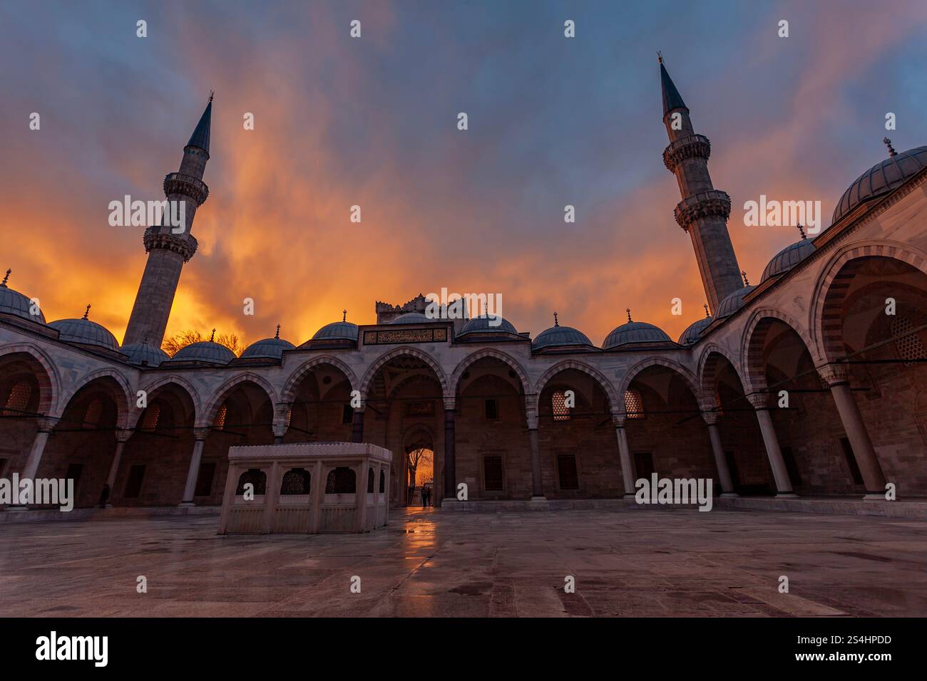 Istanbul, Turkey. Scenic twilight Suleymaniye Mosque (Suleymaniye Camii ...
