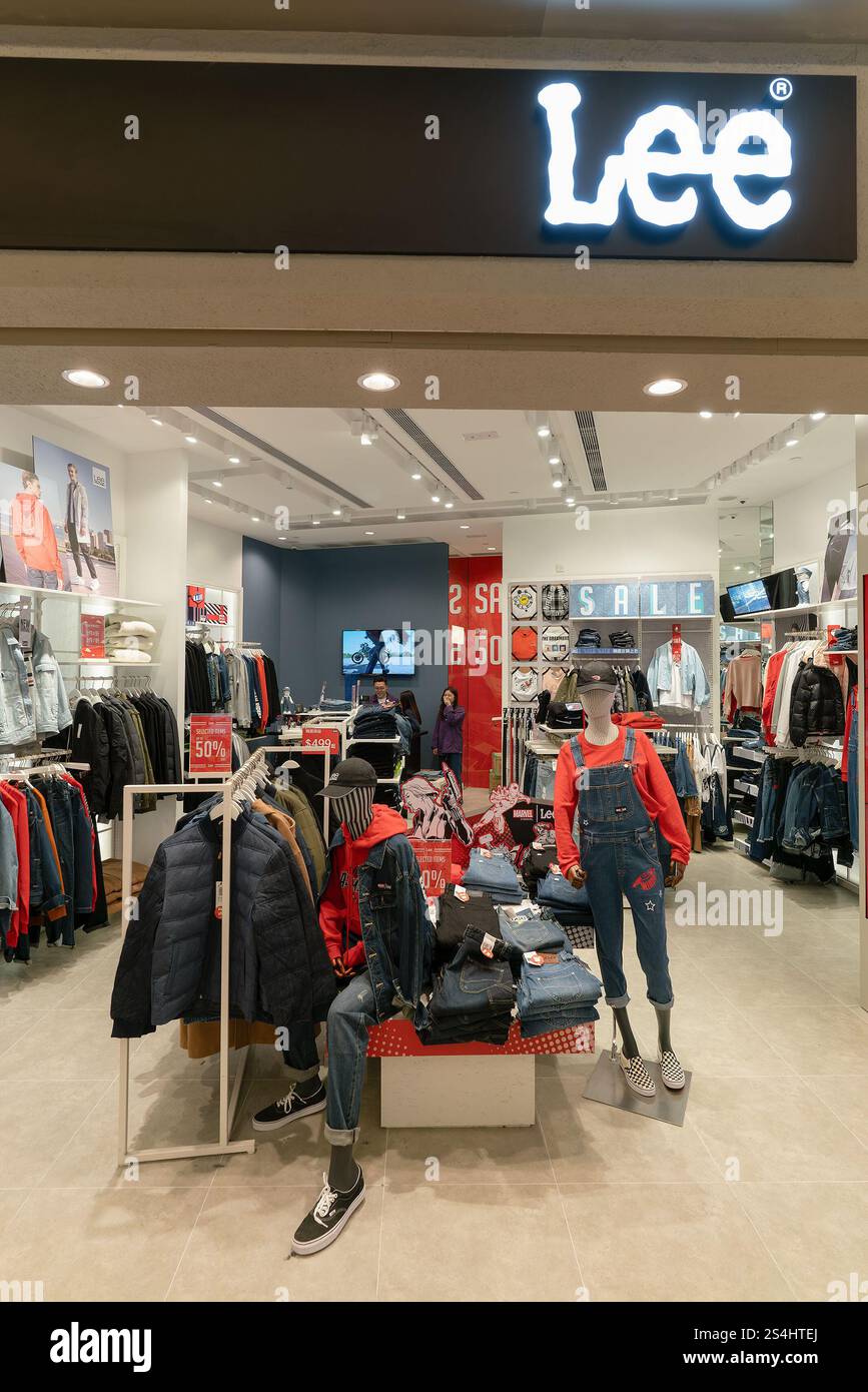 HONG KONG, CHINA - FEBRUARY 01, 2019: entrance to the Lee store in Hong ...