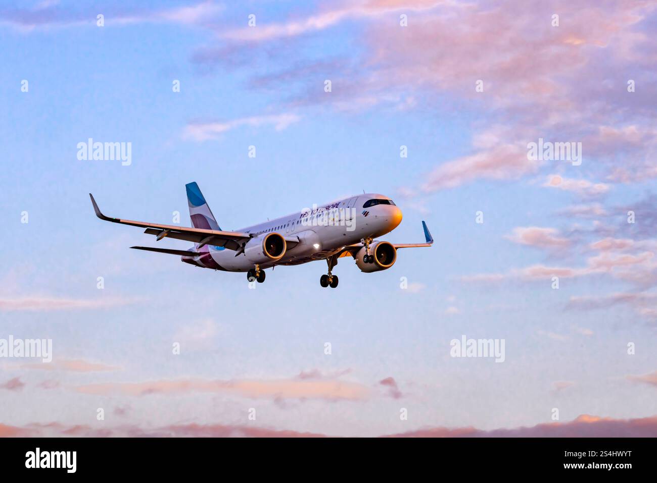 Flugzeug im Landeanflug auf den Flughafen Stuttgart. Registreirung: D ...