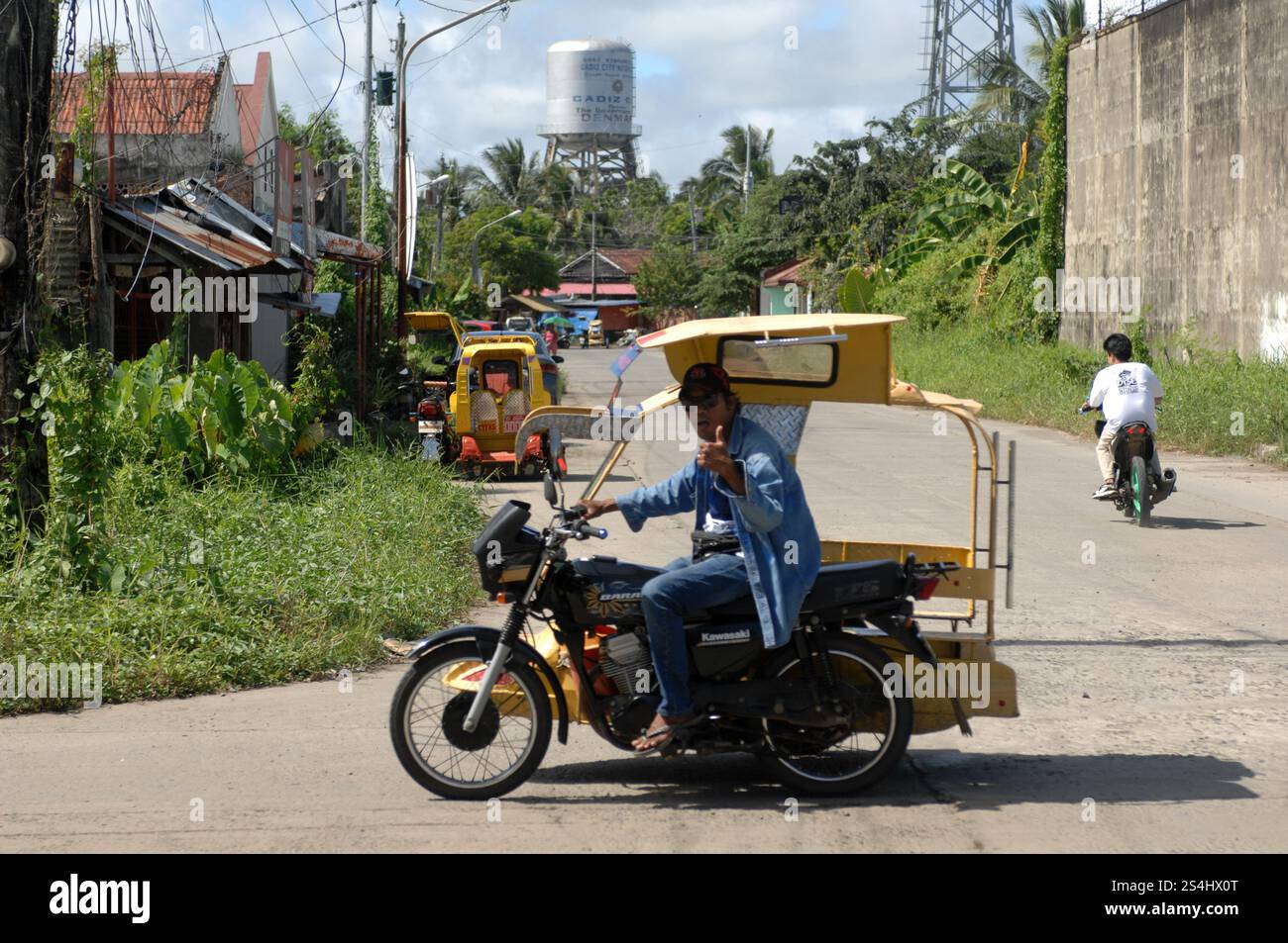 Vintage tricycle rickshaw canopy hi-res stock photography and images ...
