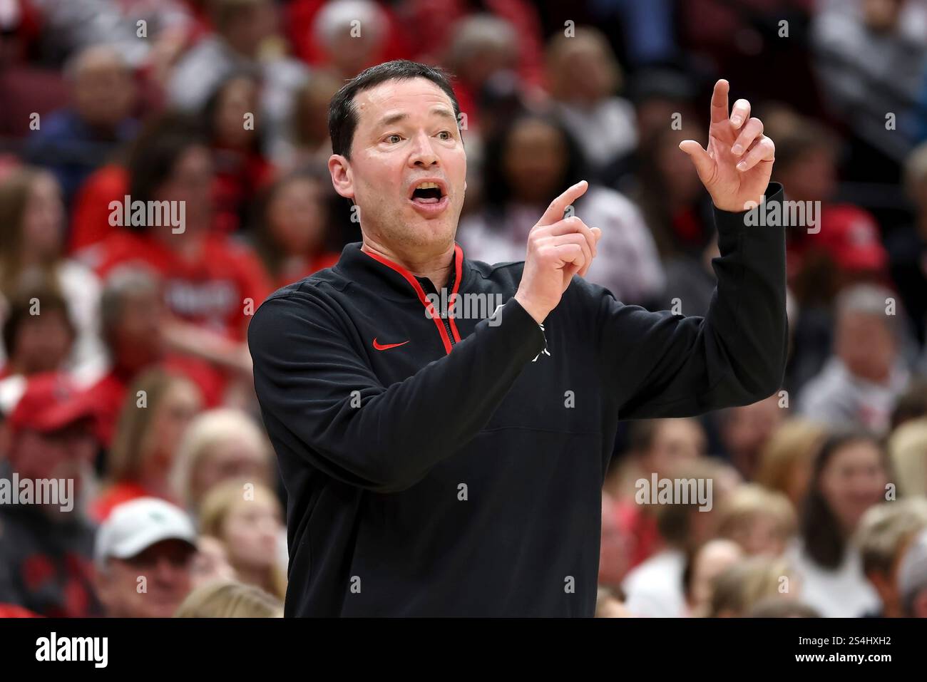 Ohio State head coach Kevin McGuff yells to his players during an NCAA ...
