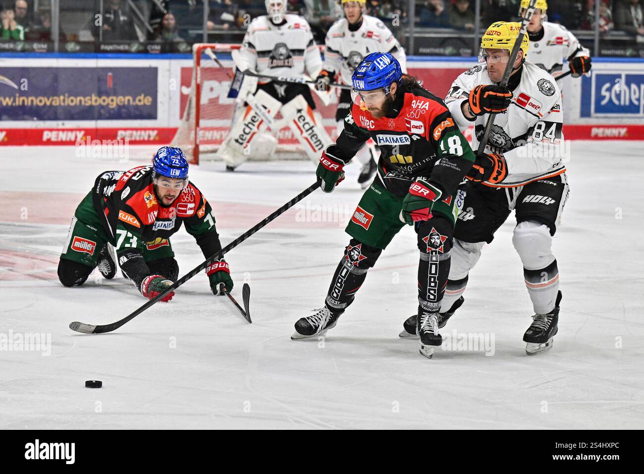 Augsburg, Deutschland. 12th Jan, 2025. im Duell Anthony LOUIS ...
