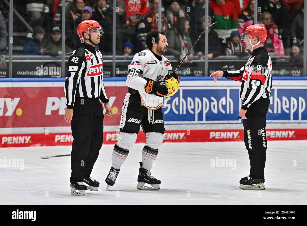 ein fight zwischen Cameron BRACE (L?wen Frankfurt #86) und Riley ...