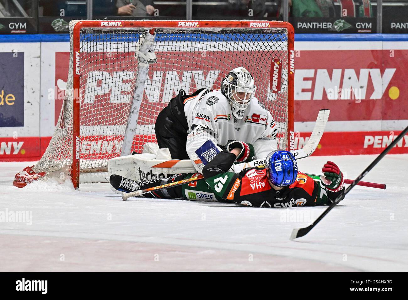 Augsburg, Deutschland. 12th Jan, 2025. im Duell Juho OLKINUORA (L?wen ...