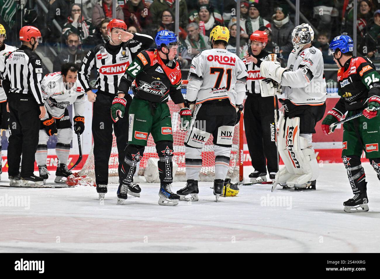 Augsburg, Deutschland. 12th Jan, 2025. ein fight zwischen Cameron BRACE ...