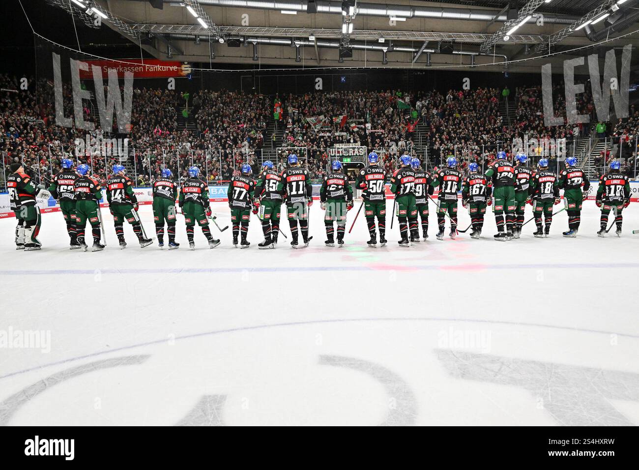 Augsburg, Deutschland. 12th Jan, 2025. Das Team der Augsburger Panther ...