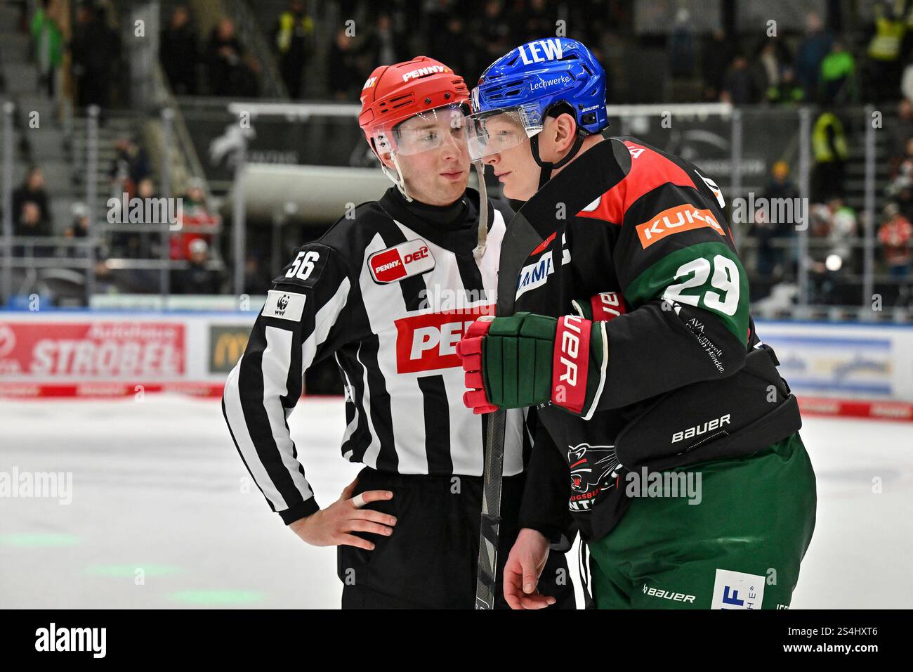 im Gespraech Linienrichter Yannik KOZIOL und Denis REUL (Augsburger ...