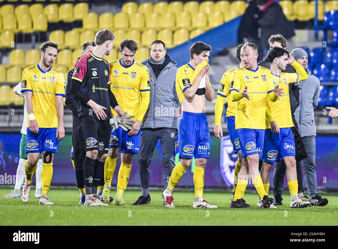 Beveren Waas, Belgium. 12th Jan, 2025. Beveren's goalkeeper Beau Reus ...