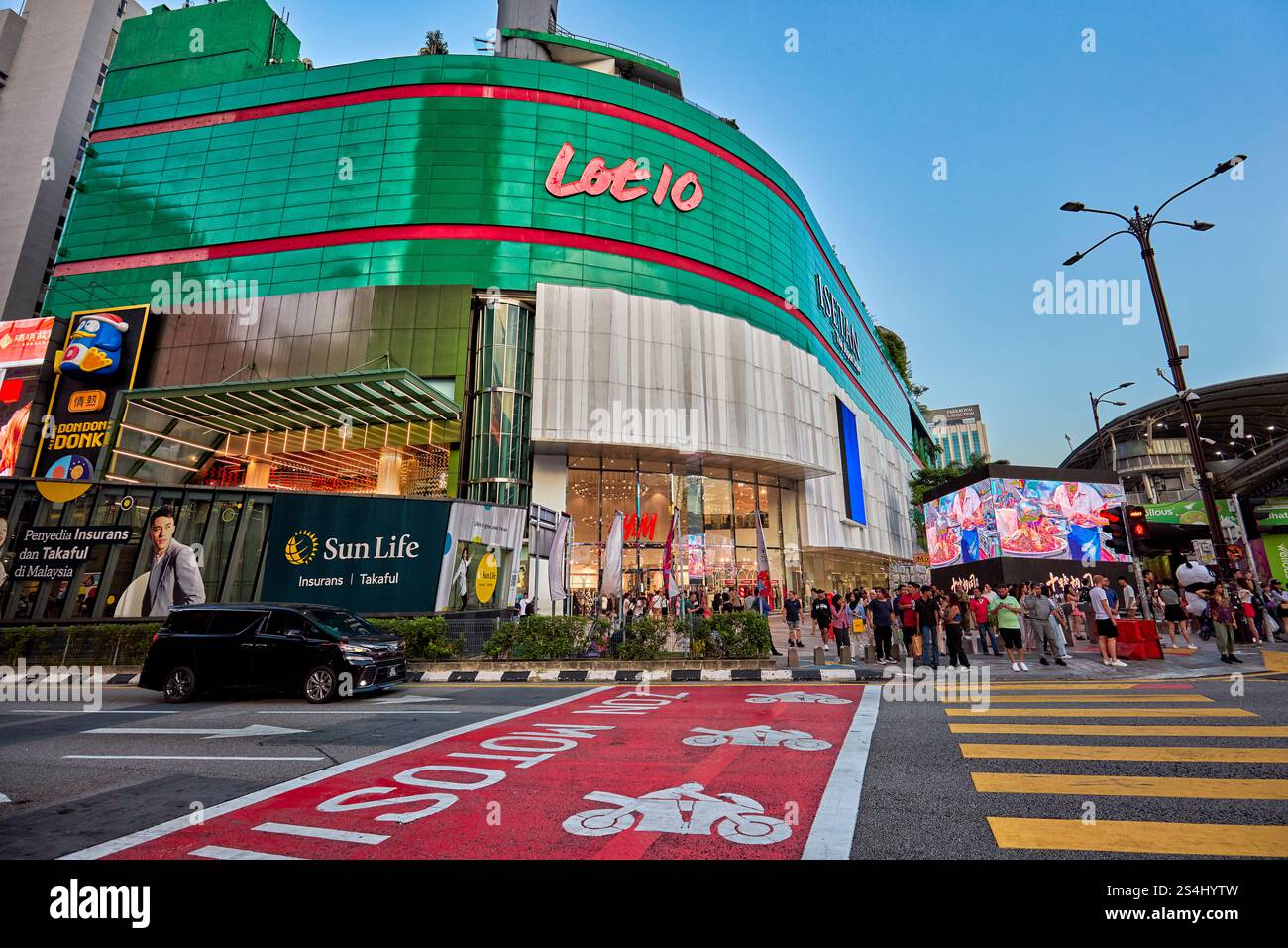 People wait for green light at the pedestrian crossing across Jalan ...