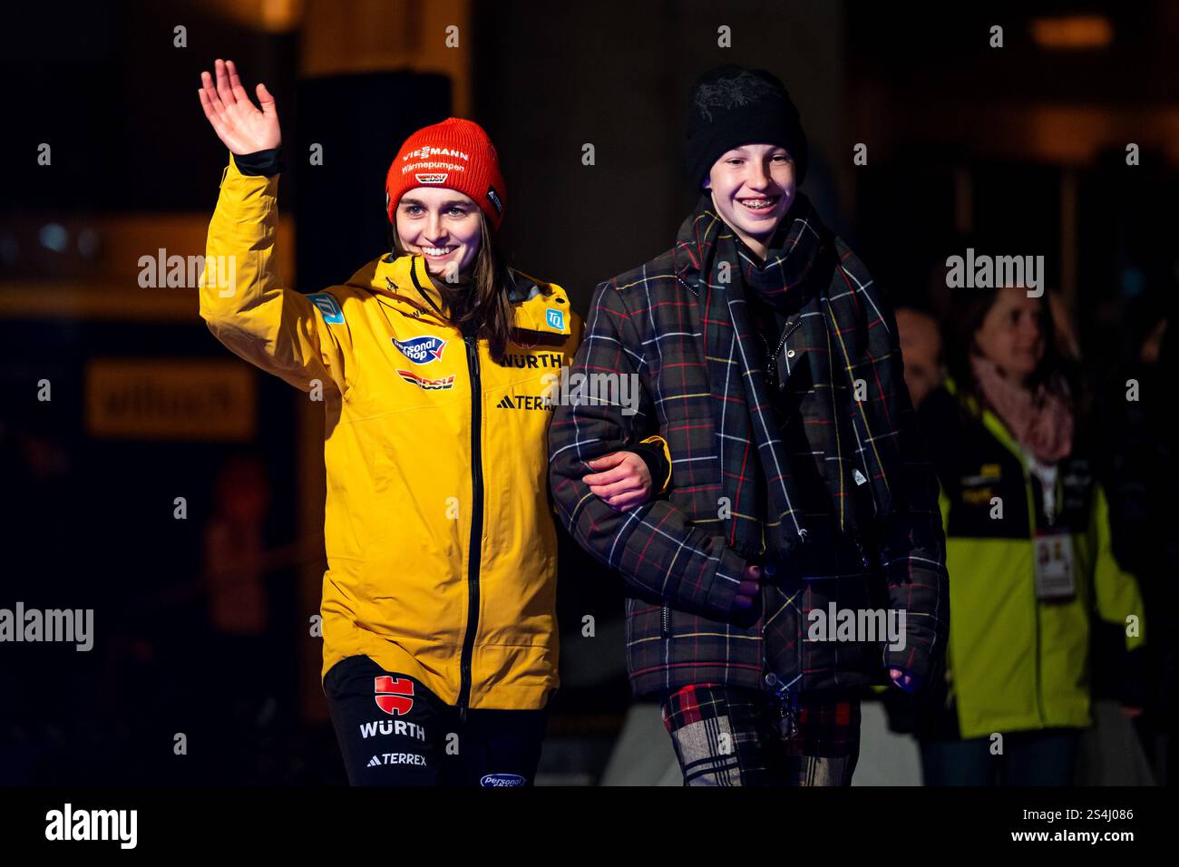 Selina Freitag (Deutschland) bei der Siegerehrung auf dem Rathausplatz ...