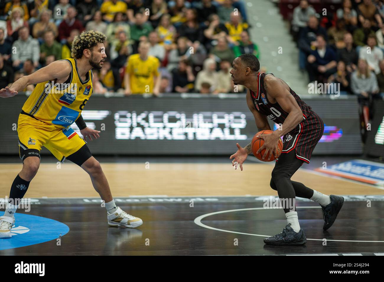 Hunter Maldonado (MHP Riesen Ludwigsburg, #08), Kyle Lofton (Bamberg ...