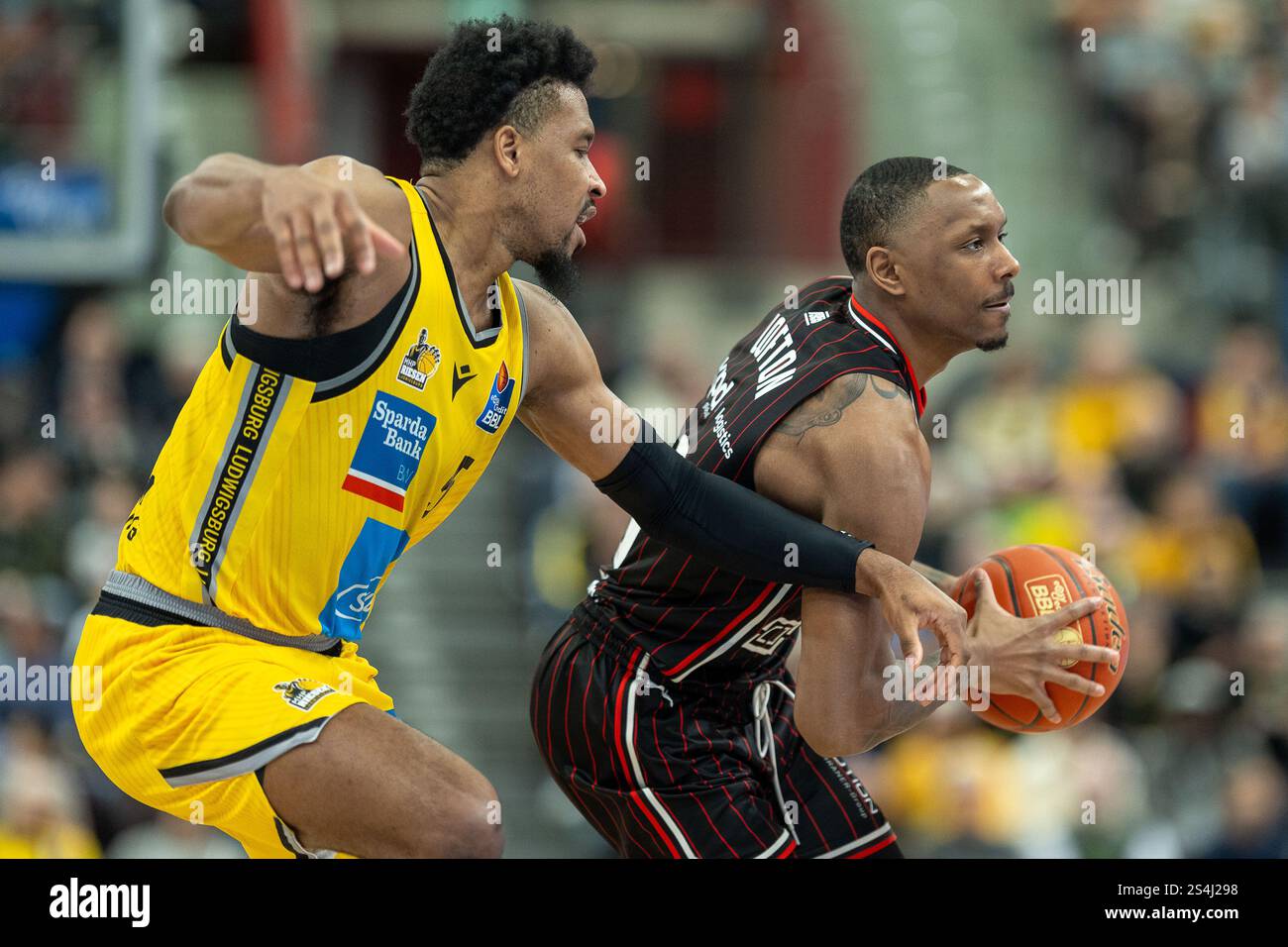 Justin Simon (MHP Riesen Ludwigsburg, #05), Kyle Lofton (Bamberg ...