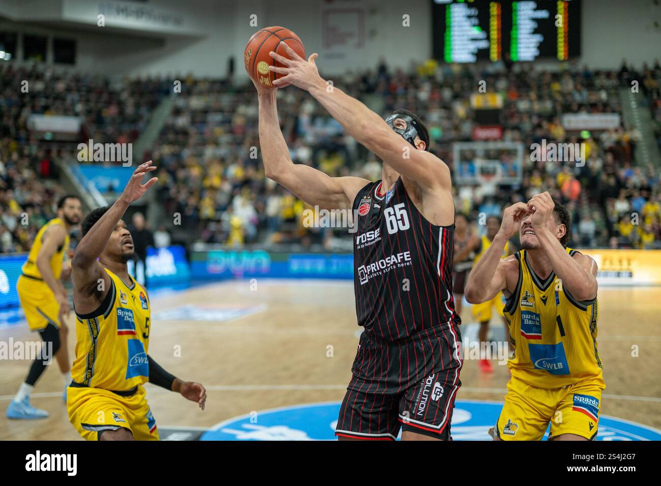 ilip Stanic (Bamberg Baskets, #65), Joel Scott (MHP Riesen Ludwigsburg ...