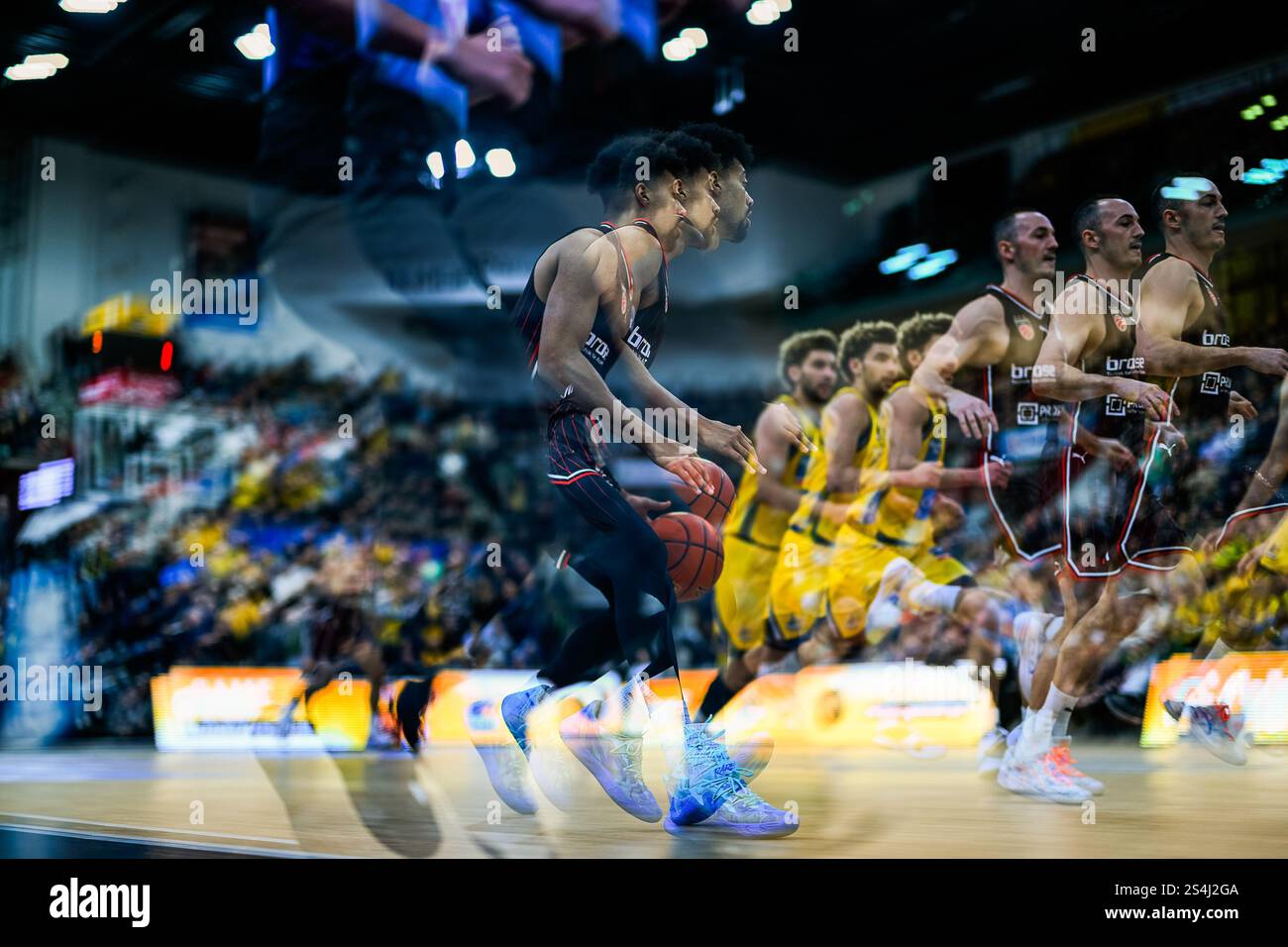 Hunter Maldonado (MHP Riesen Ludwigsburg, #08), Karsten Tadda (Bamberg ...