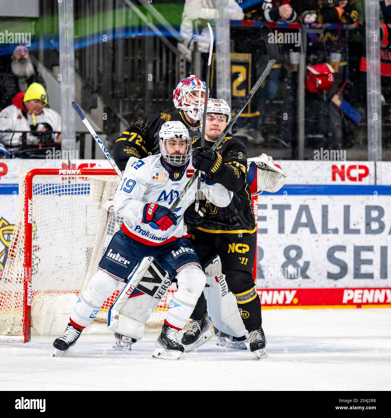 Luke Esposito (19, Adler Mannheim ) Roman Kechter (73, Nuernberg Ice ...