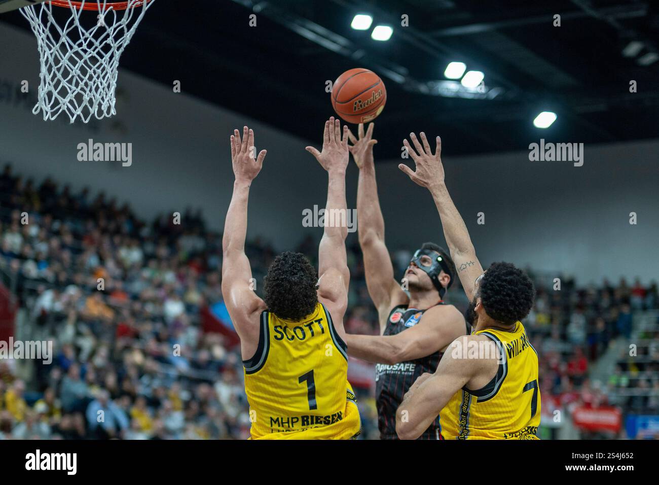 Ludwigsburg, Deutschland. 12th Jan, 2025. Joel Scott (MHP Riesen ...