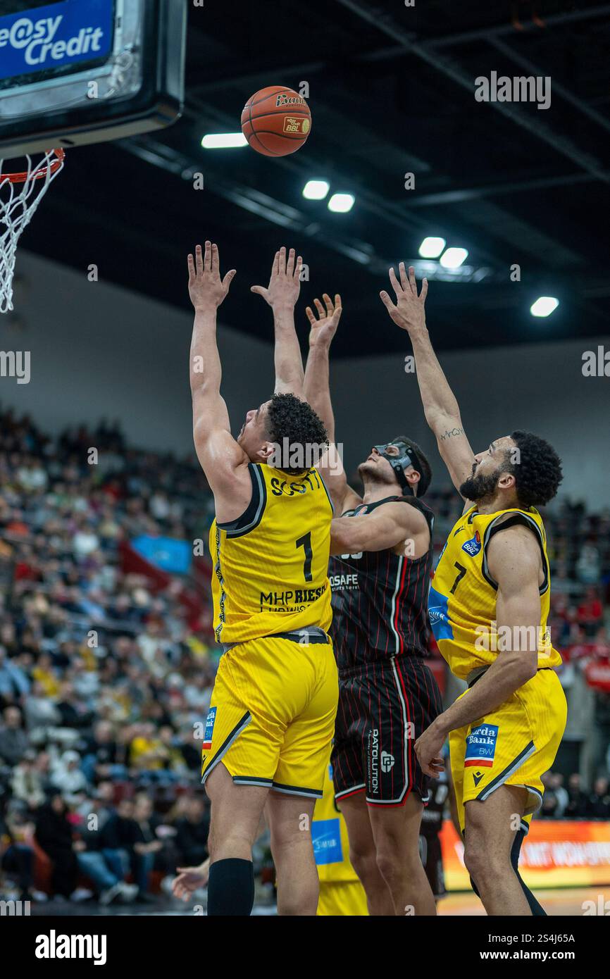 Ludwigsburg, Deutschland. 12th Jan, 2025. Joel Scott (MHP Riesen ...