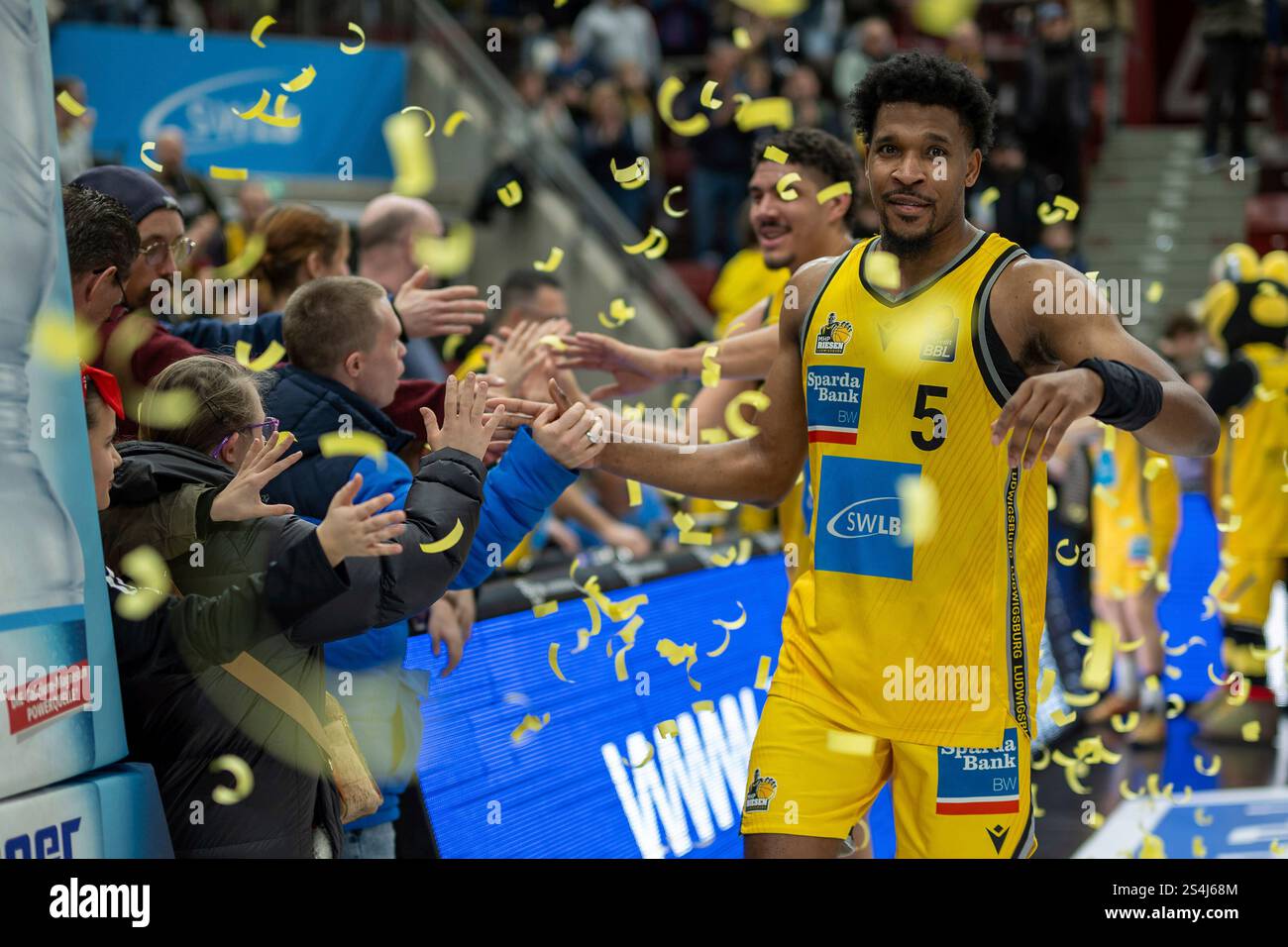 Jubel der Sieger, Justin Simon (MHP Riesen Ludwigsburg, #05) GER, MHP ...