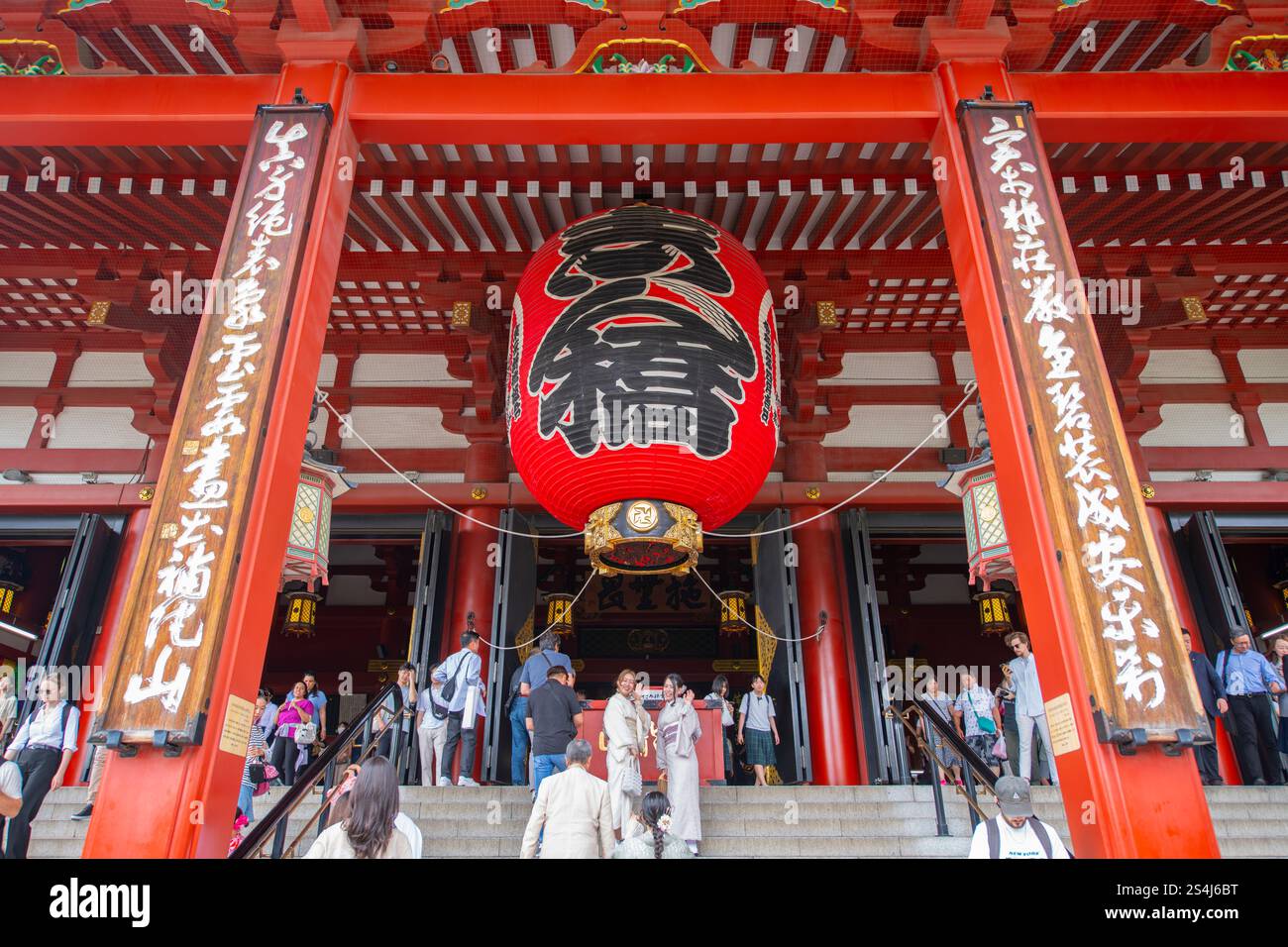Main Entrance of Hondo (Main Hall) with big red lantern at Senso Ji ...