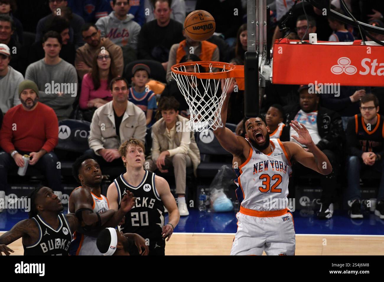 New York Knicks' Karl-Anthony Towns (32) scores on a layup during the ...