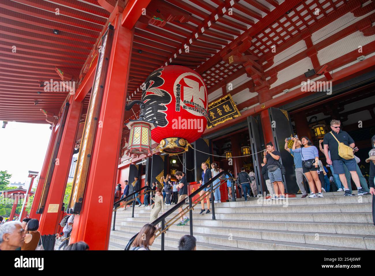 Main Entrance of Hondo (Main Hall) with big red lantern at Senso Ji ...