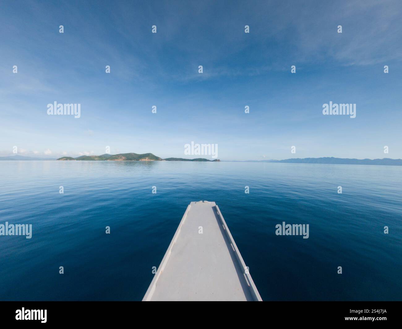 Boat heading towards islands hi-res stock photography and images - Alamy