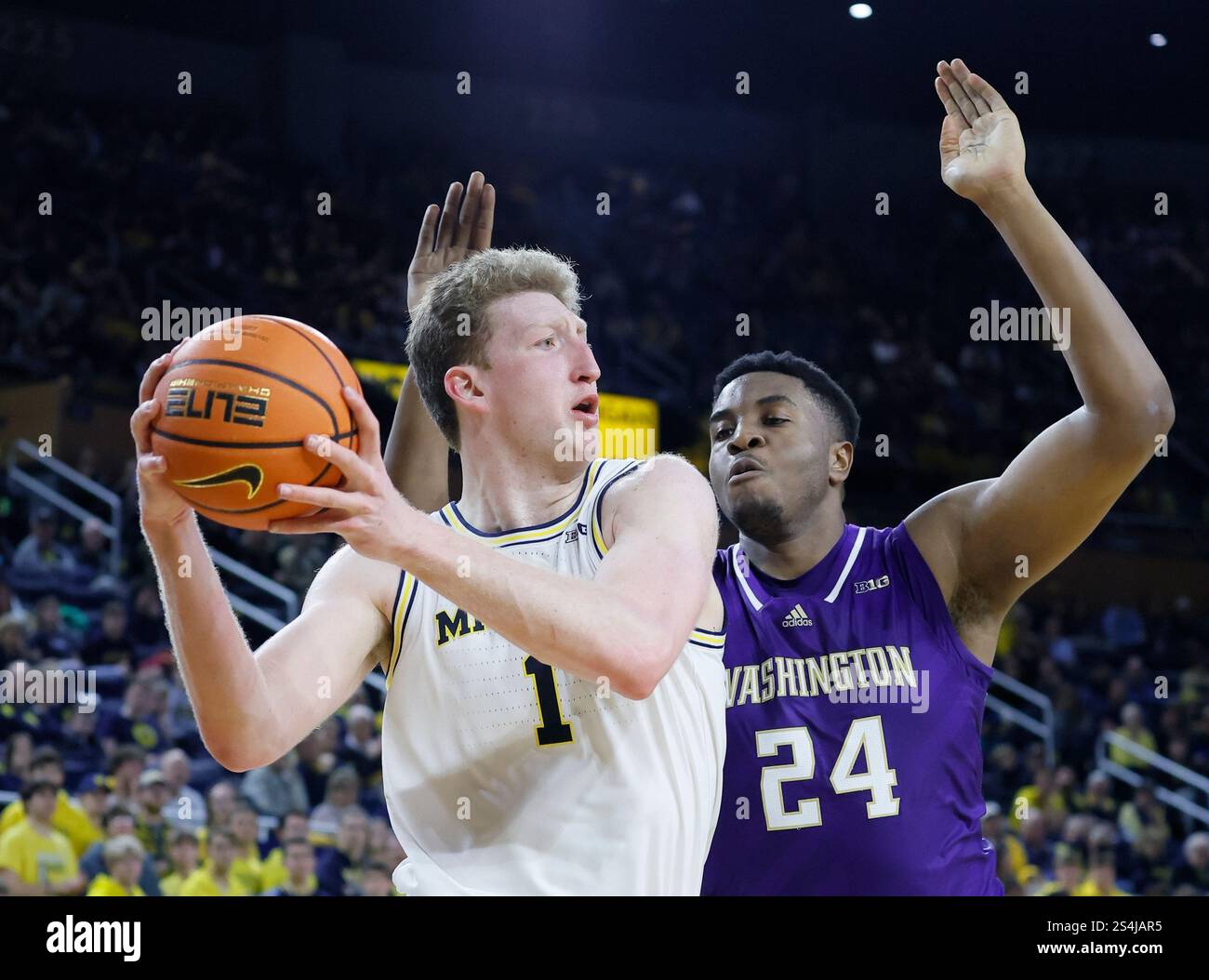 Michigan center Danny Wolf (1) passes the ball against Washington ...