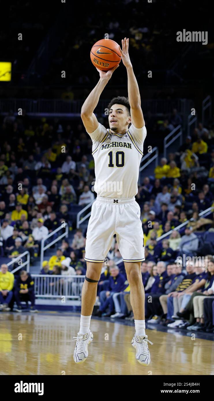 Michigan guard Justin Pippen (10) takes a jump shot against Washington ...