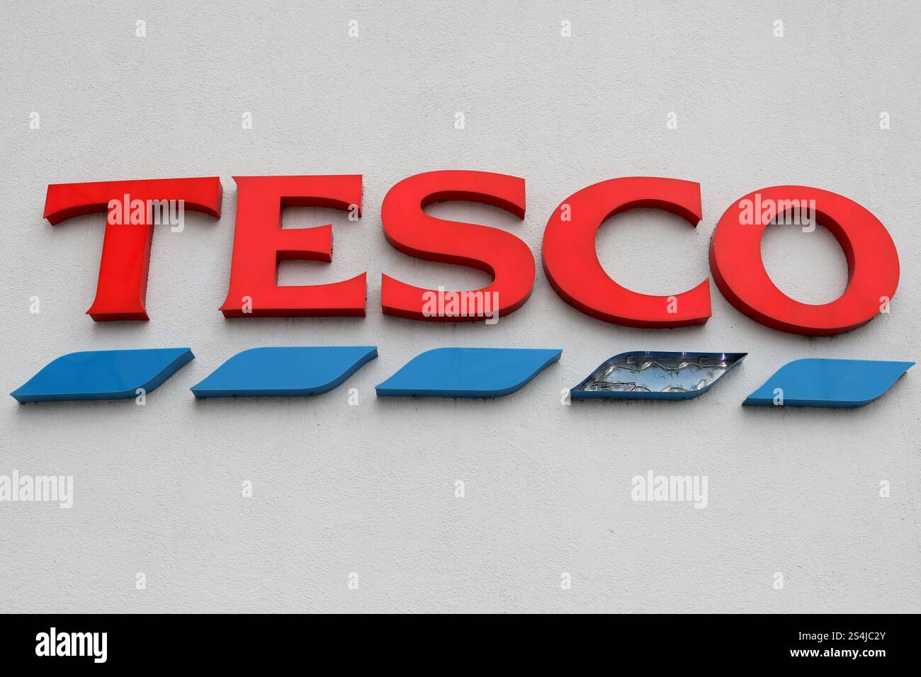 Broken tesco logo hi-res stock photography and images - Alamy