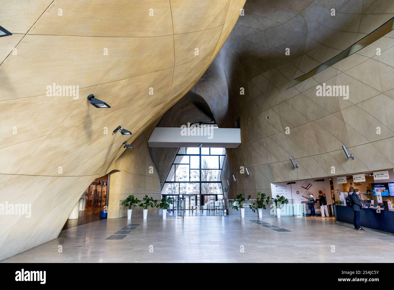 Cavernous entrance hall hi-res stock photography and images - Alamy