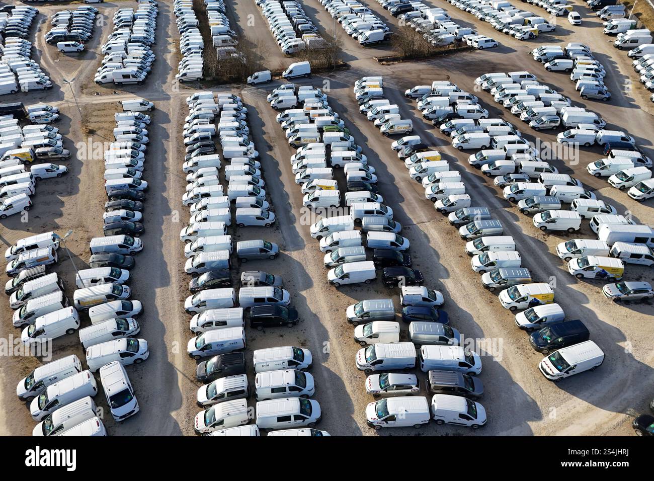 Transporter,Kastenwagen von der Firma Sortimo stehen auf Halde. Autos .Gebrauchtwagenhandel ...