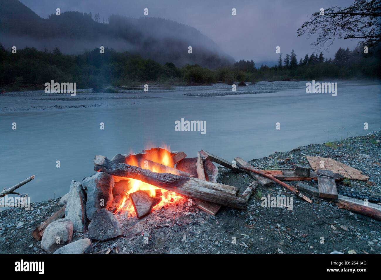 Campfire location hi-res stock photography and images - Alamy
