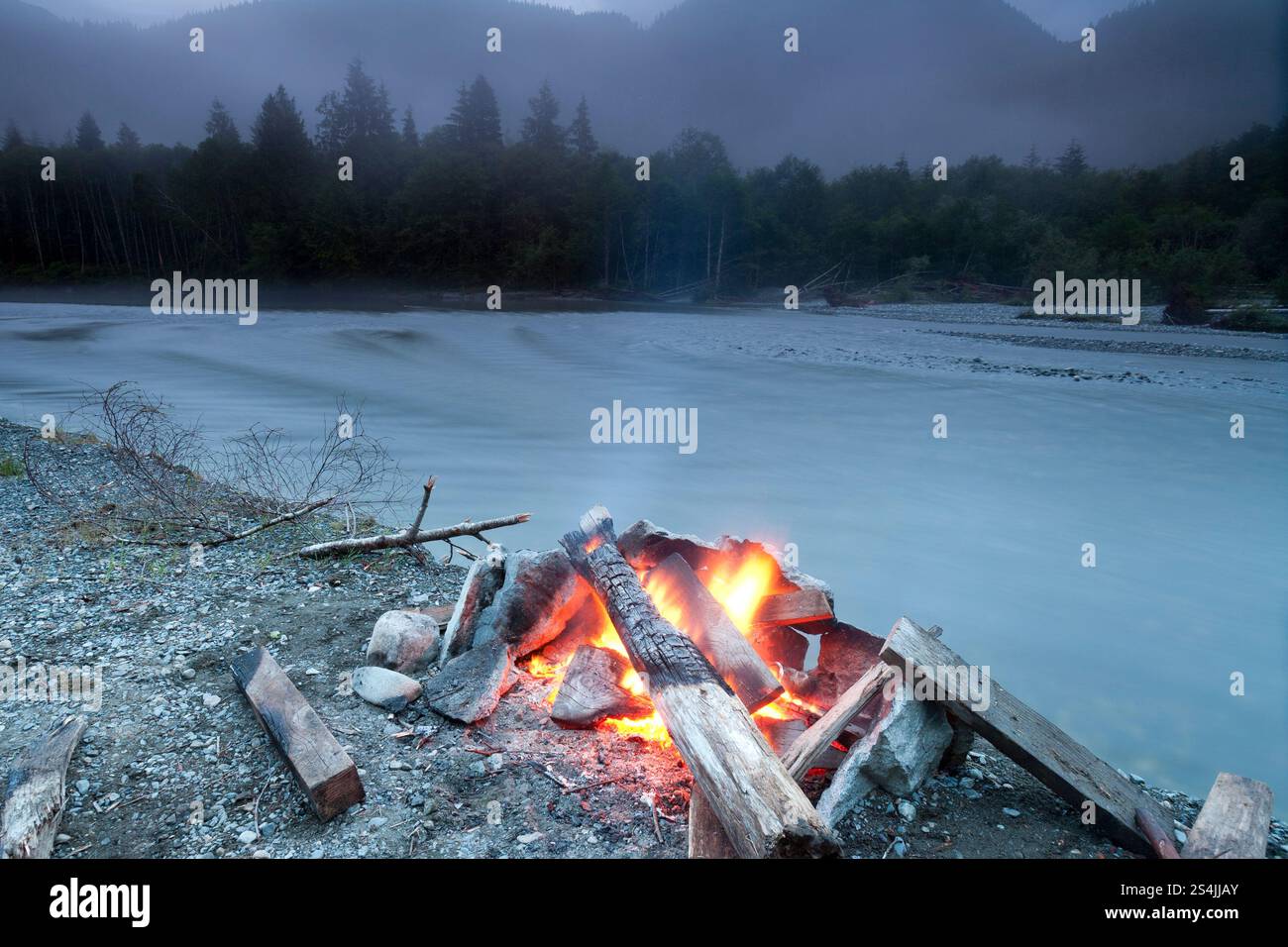 Campfire by the river hi-res stock photography and images - Alamy