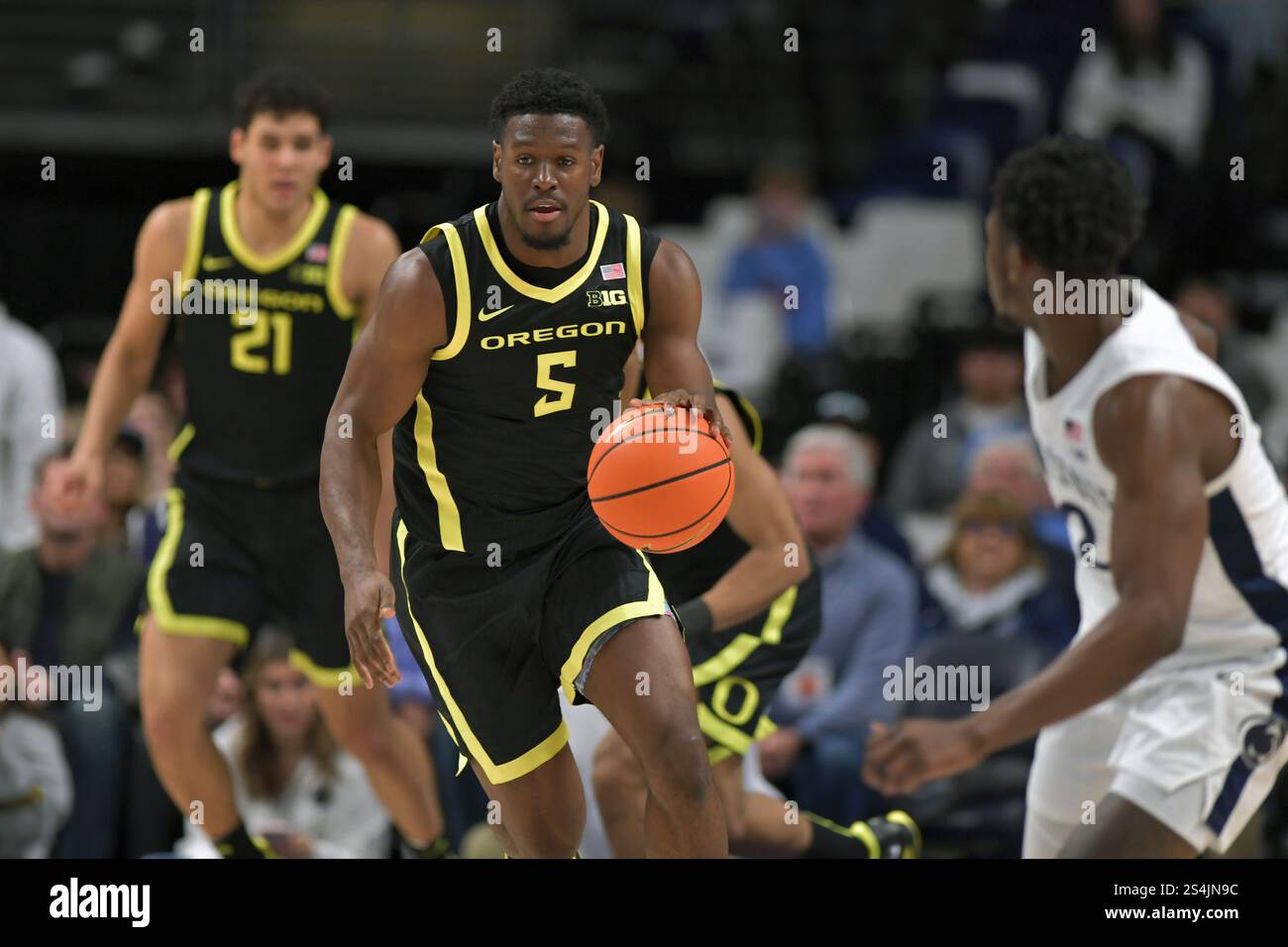 Oregon's TJ Bamba (5) advances the ball on a fast break during the ...