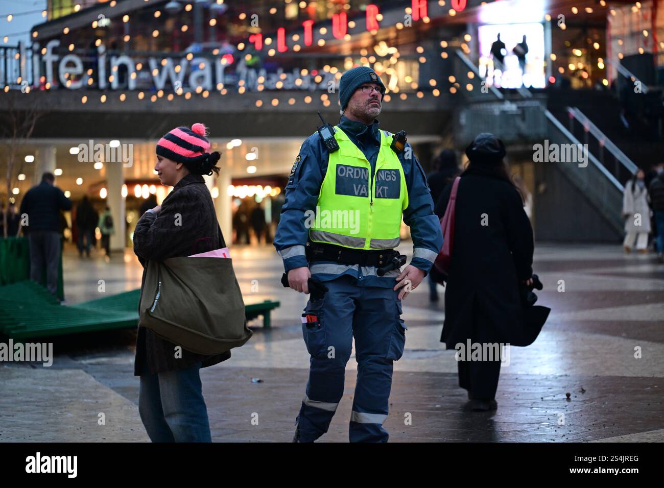 Stockholm, Uppland, Sweden. December 28 2024. Security guard on Sergels ...
