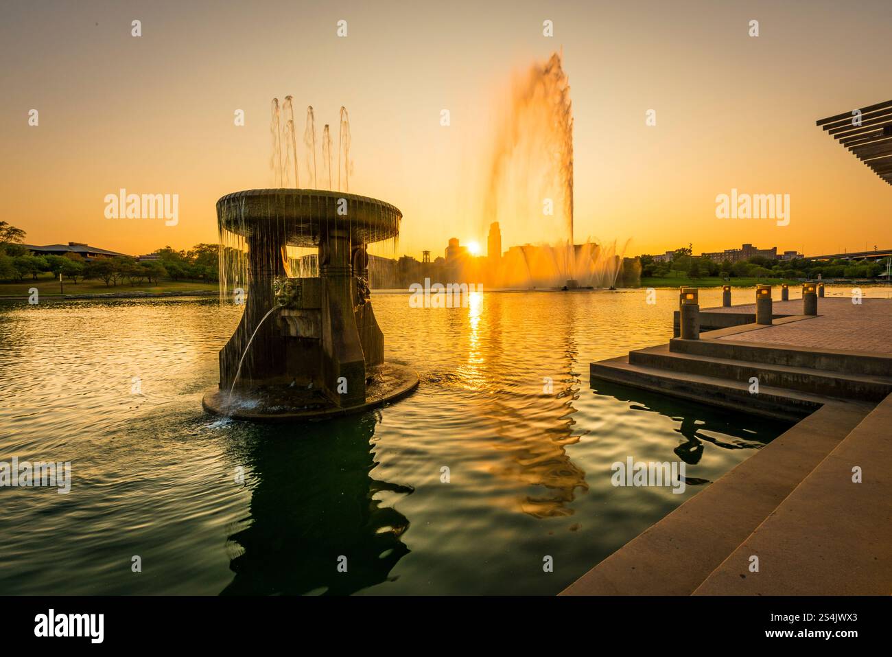 Scenic Fountain at Sunset with Golden Reflections and Calm Water Stock ...