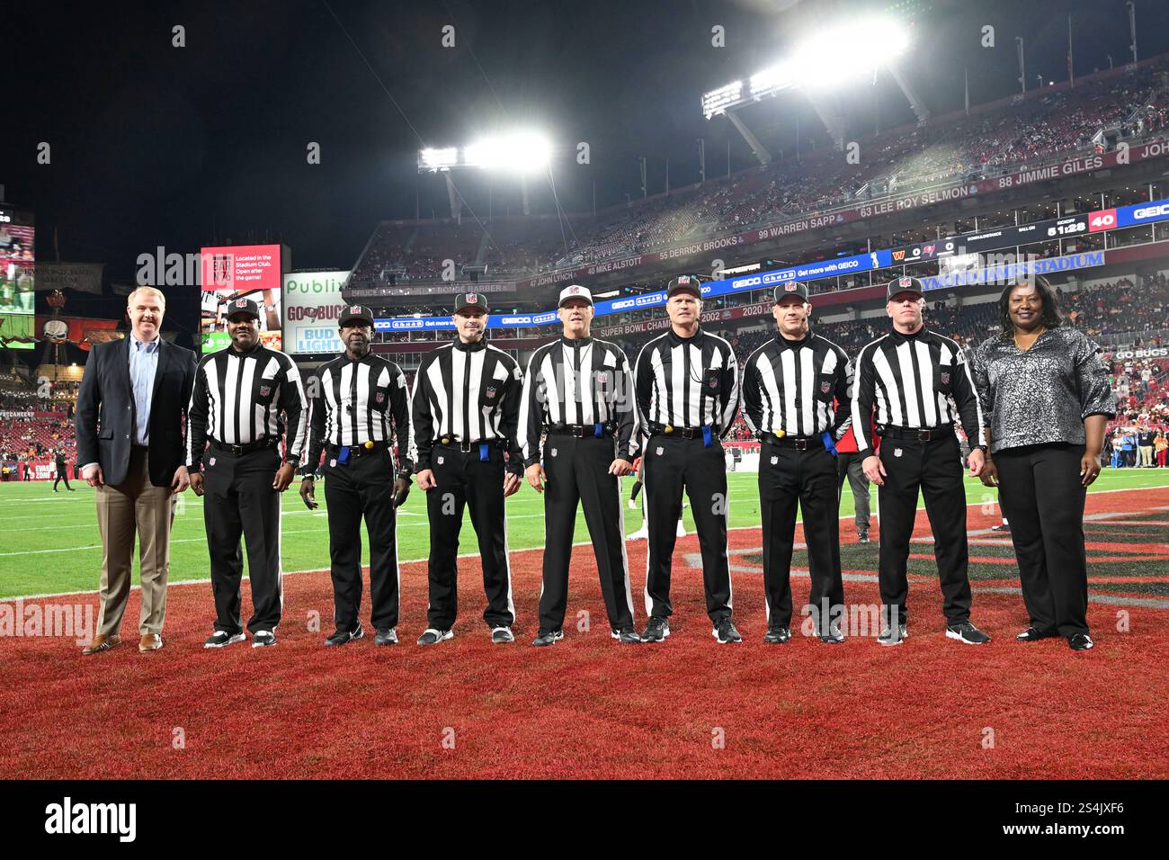 Side judge Keith Washington, from second from left, poses with umpire ...