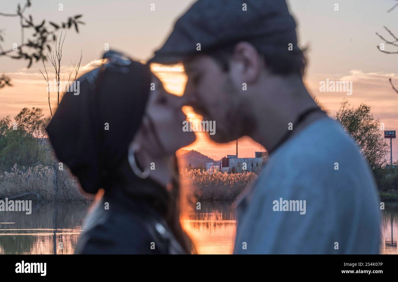 kissing in partnerships shows intimacy and love kissing in partnerships ...