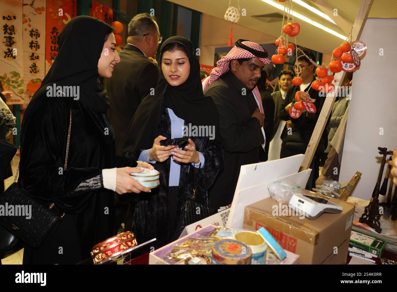 (250113) -- RIYADH, Jan. 13, 2025 (Xinhua) -- People buy Chinese ...