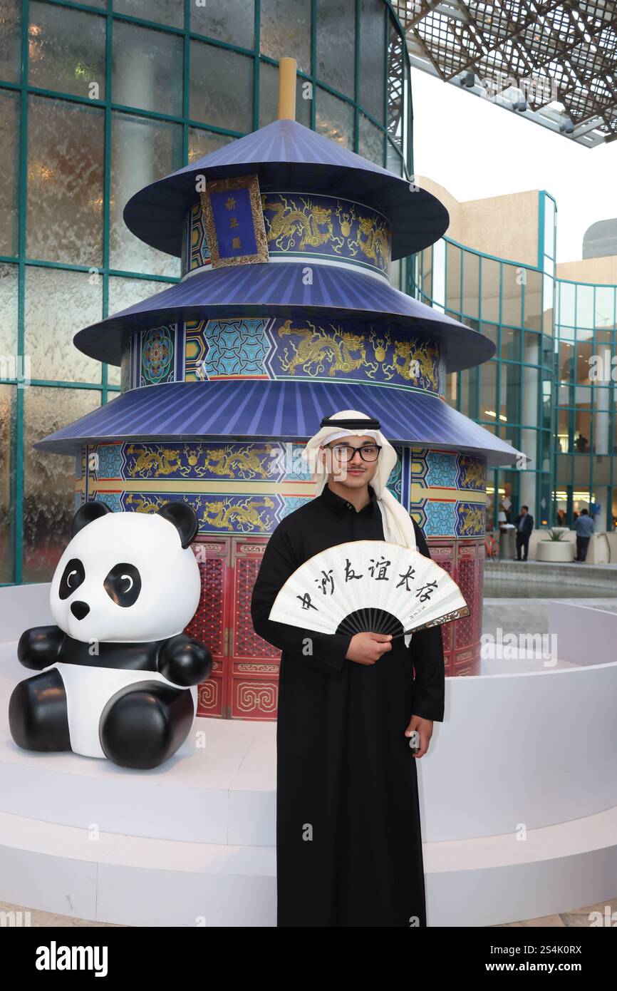 (250113) -- RIYADH, Jan. 13, 2025 (Xinhua) -- A man poses for photos in ...