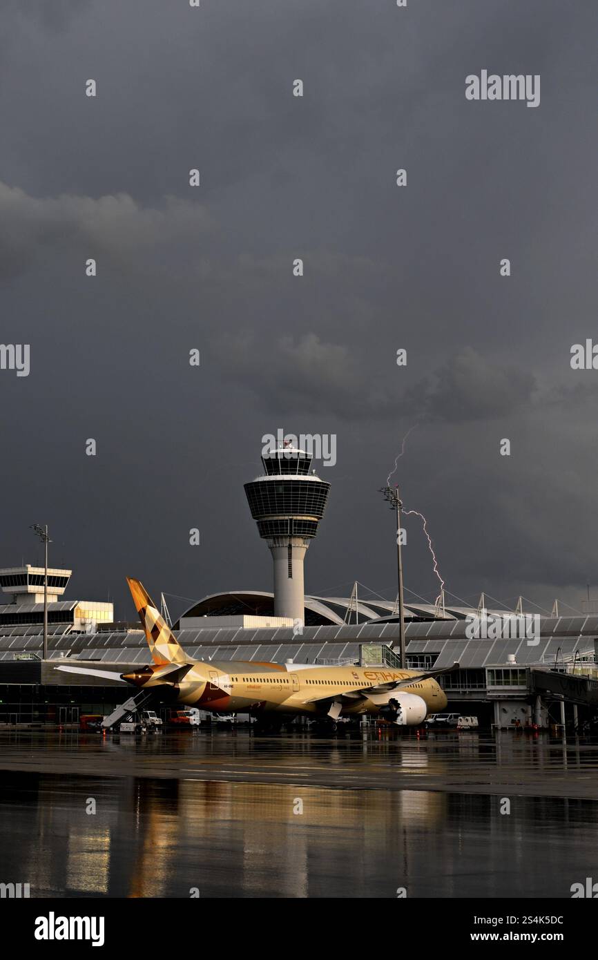Thunderstorm, lightning, Etihad, Boeing B787 Dreamliner at check-in ...