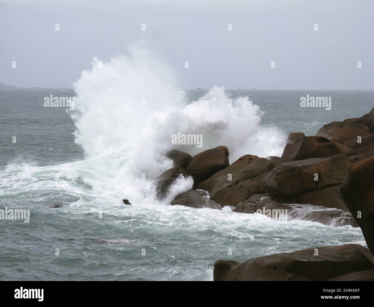 Rock breaks the waves hi-res stock photography and images - Alamy