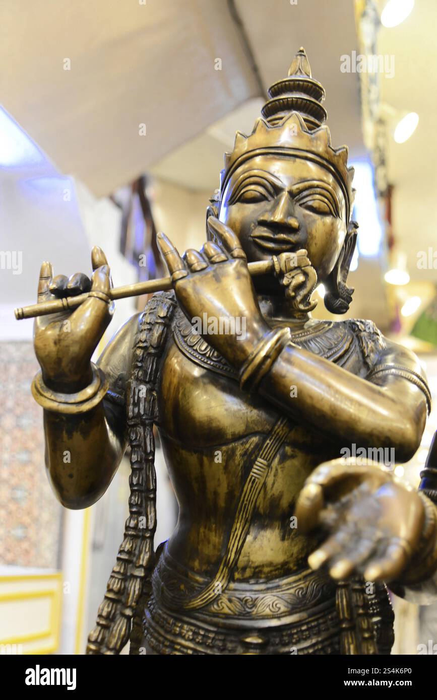 Souvenirs, souvenirs, arts and crafts in Madurai, South India, India ...