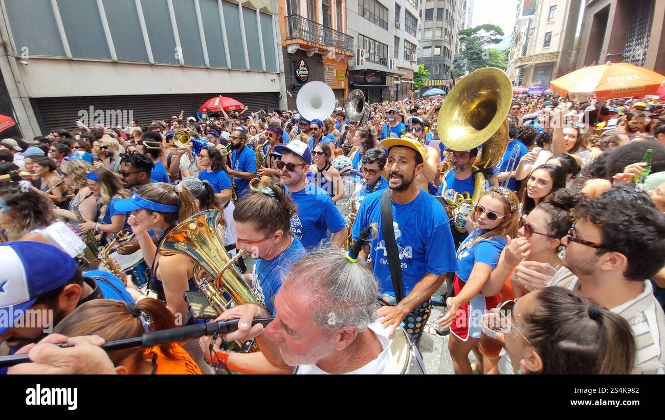 Hundreds of revelers watch the Espetacular Charanga do França parade ...
