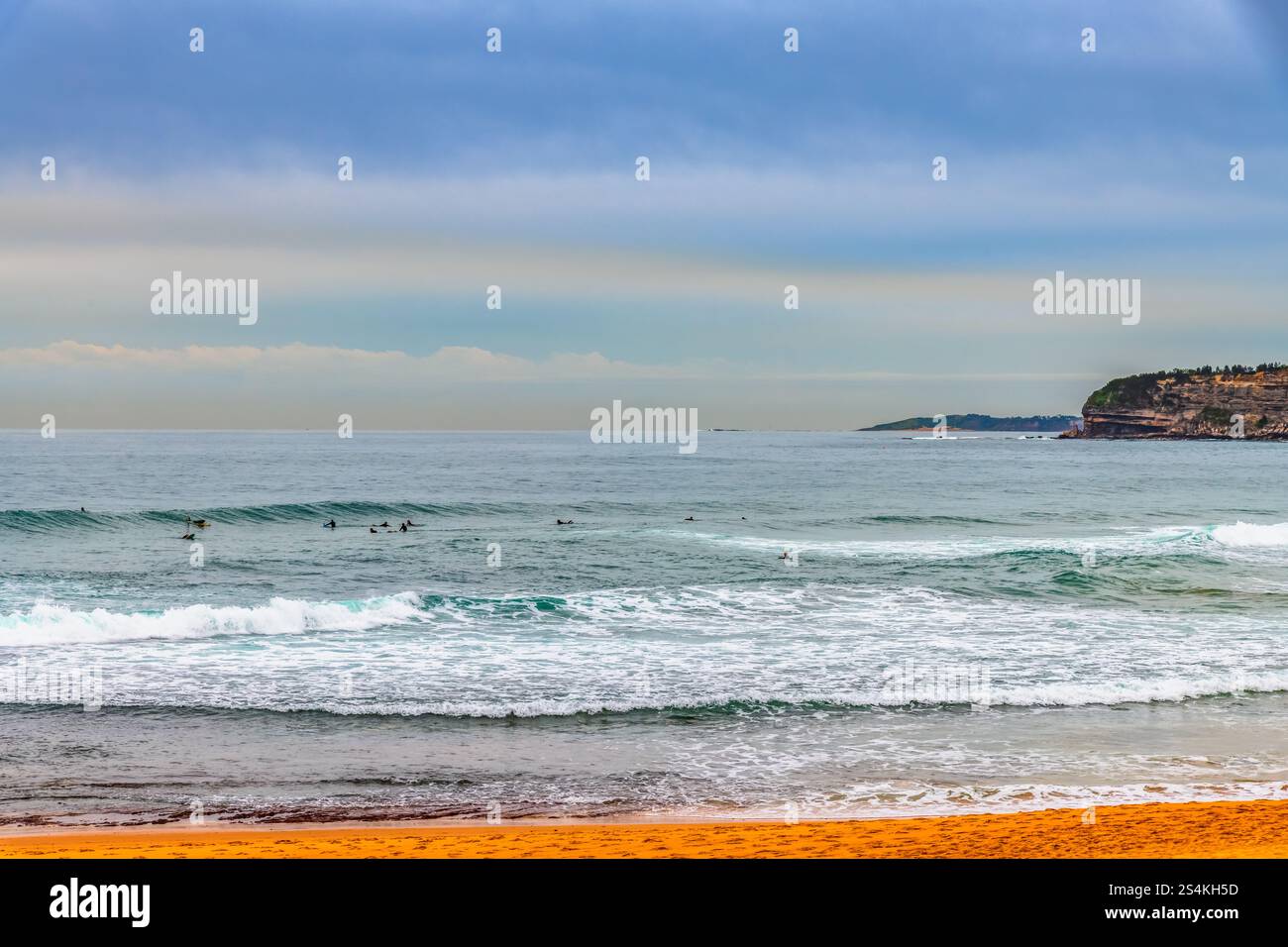 Mona Vale Beach in the daytime under a cloud covered Winter sky ...